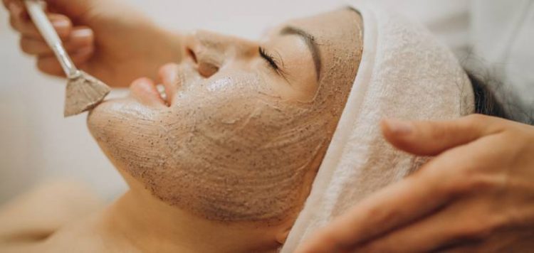 Rekomendasi 12 Merek Face Scrub Terbaik